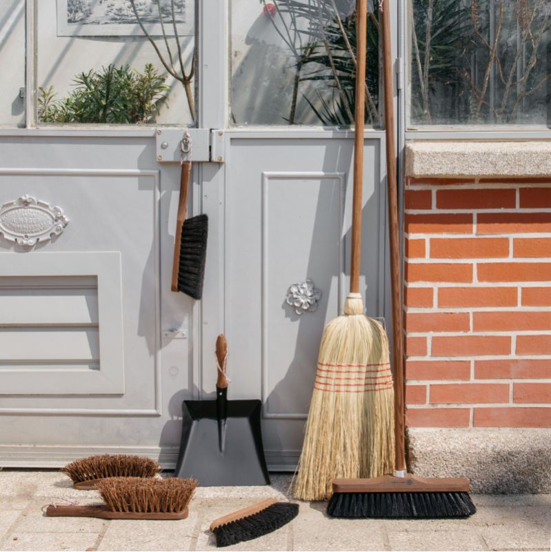 Håndlavede Fejekoste i Træ med Hestehår fra Andrée Jardin