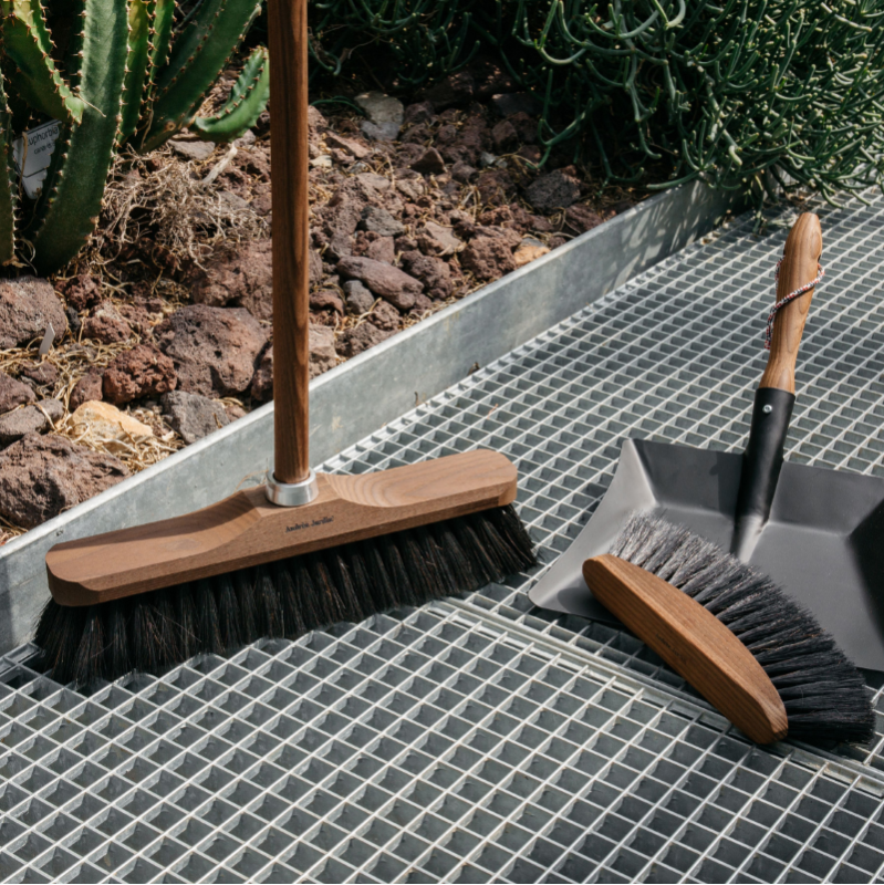 Håndlavede Fejekoste i Træ med Hestehår fra Andrée Jardin