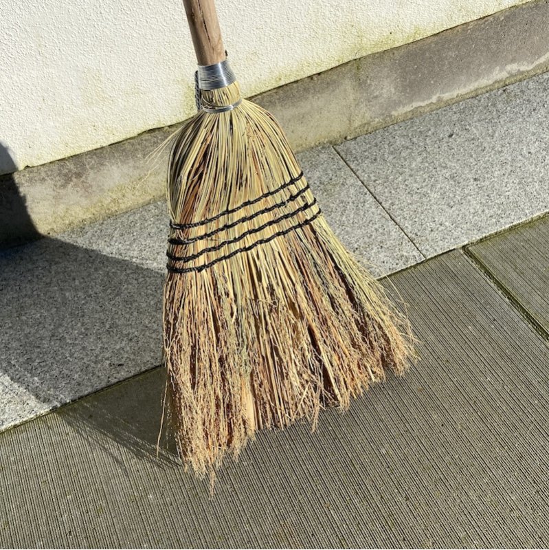 Fejekost i Træ med Strå. Når Ind i Alle Hjørner! Kun 75,-